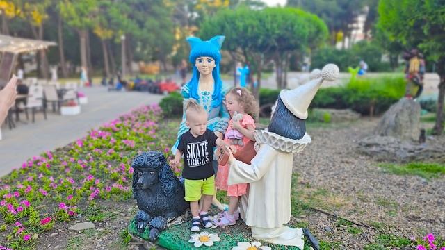 Анапа летом. Реконструкция у фонтана у кафе Капитан и Концертного зала Победа. Сказочные фигурки.