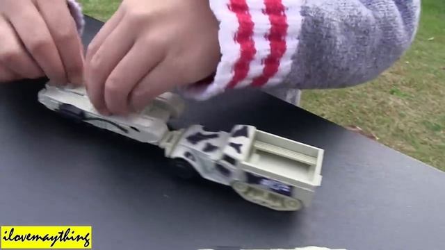 unboxing-his-military-army-diecast-toy-tanks-and-trucks_(VIDEOMIN.NET)