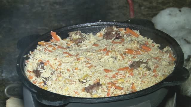 Готовим в казане на костре...