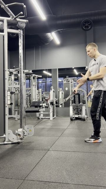 румынская тяга на 1 ноге в кроссовере