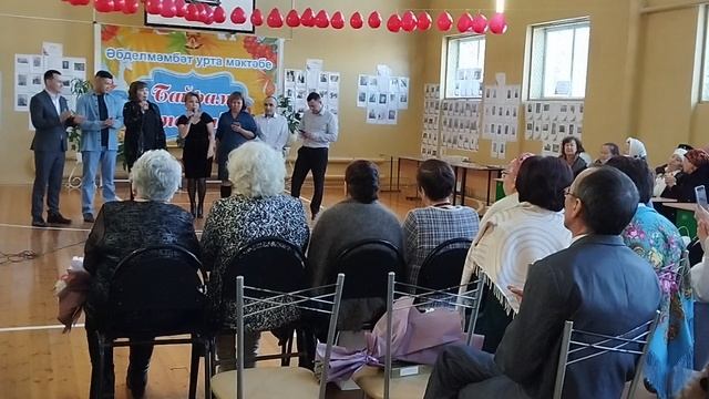 Выпускники 2005 года Исполнили песню почти хором :-)