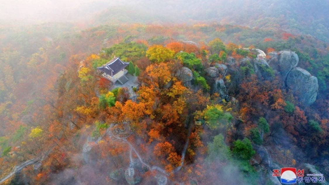 룡악산의 가을. Осень в горах Рёнъак.