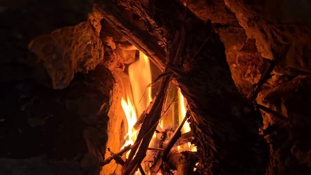 Строительство секретного теплого каменного убежища под большим камнем, снежный зимний кемпинг для вы