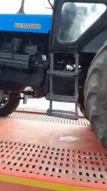 Погрузили трактор МТЗ 82, доставка в Агросалон, Boston Logistic