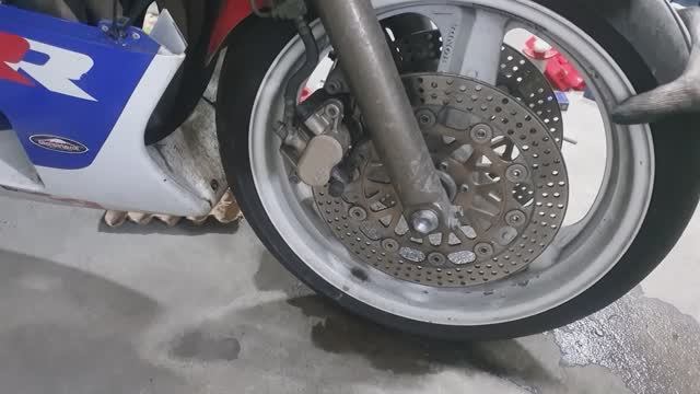 Мотодневник Honda CBR400RR NC23  переборка передних суппортов замена колодок