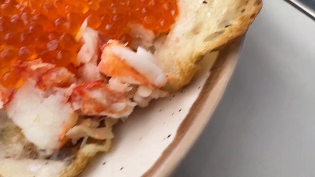 Завтрак с крабом и икрой