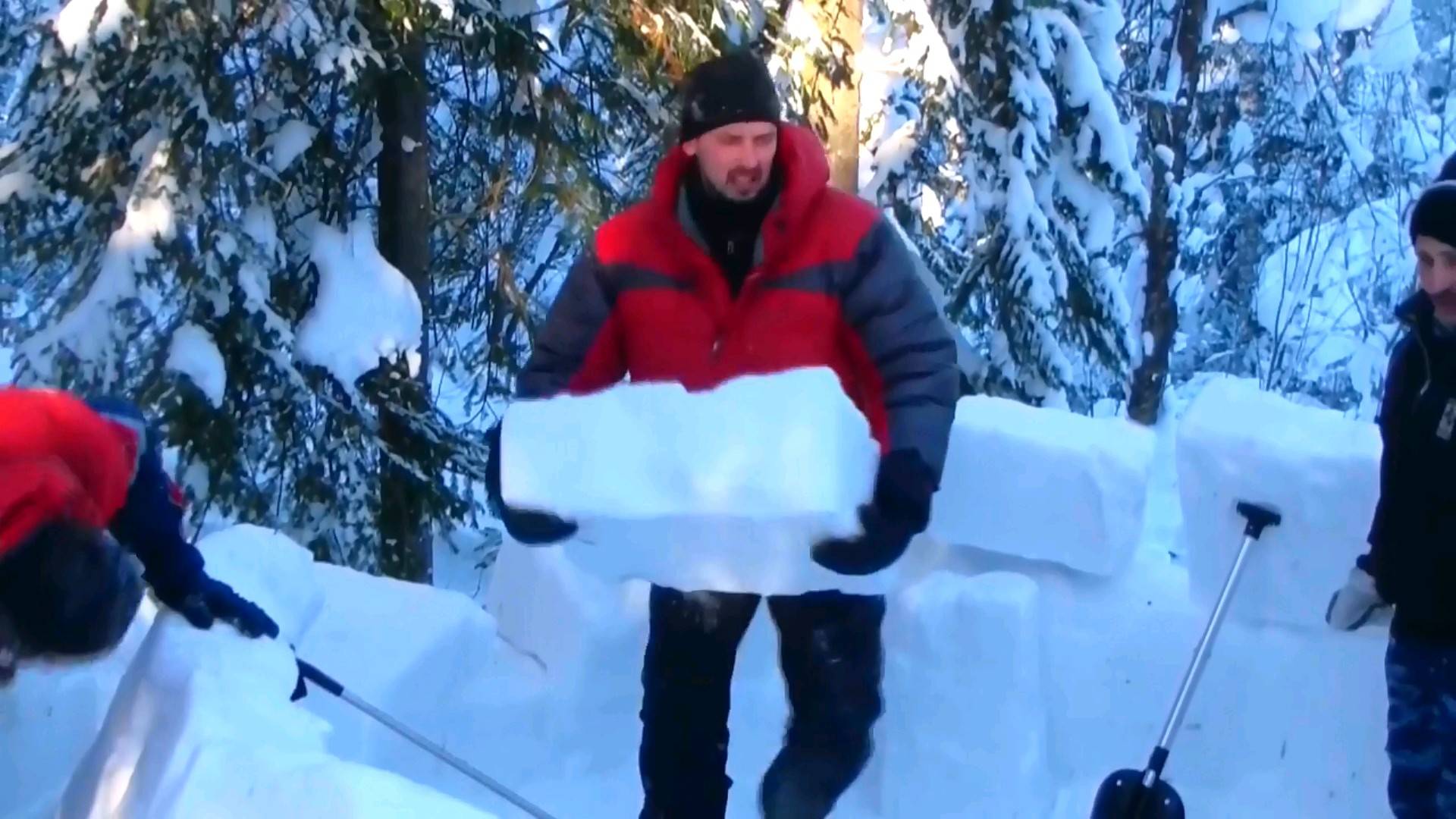 Туристы строют снежные Иглу город