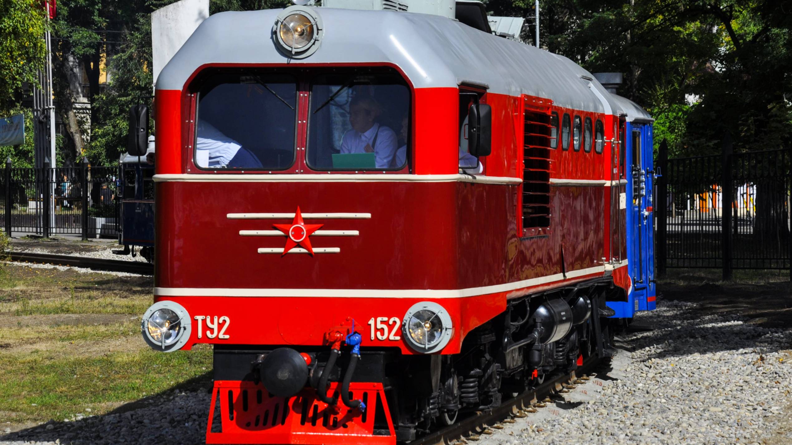 Легендарный тепловоз ТУ2-152 со старинными вагонами Pafawag