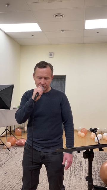 "Когда душа просит выхода... Мастер по ремонту телефонов становится певцом, чтобы рассказать