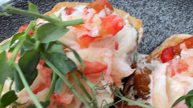 Бутербродики с крабом и страчателлой