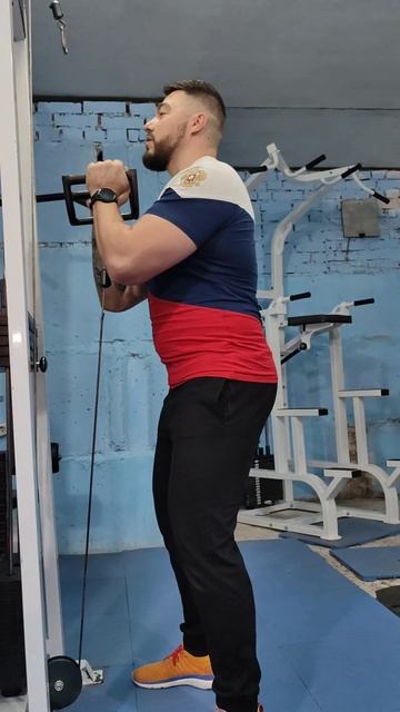 Кроссовер: Жим параллельным хватом