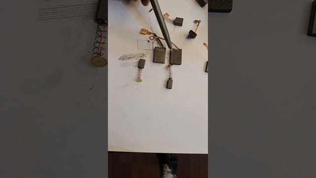 Обзор угольных щеток электроинструмента. Как выбрать графитовые щетки для болгарки дрели перфоратора