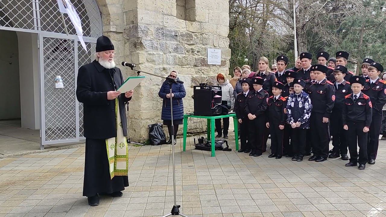 Молебен в русских воротах. Стихотворение читает настоятель. март 2023. Храм Серафима Саровскогого