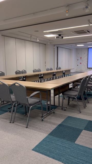 Зал 128 кв.м. Рассадка буквой П.