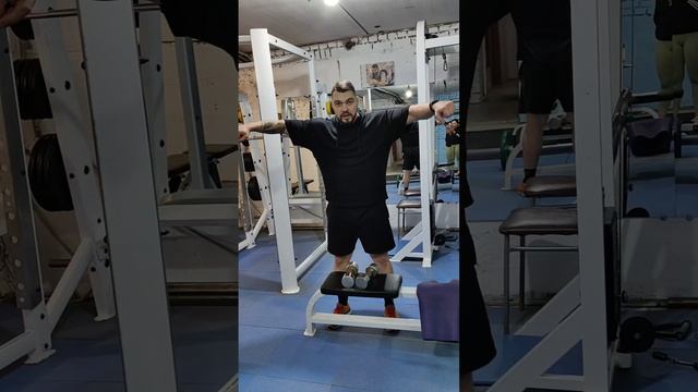 Махи гантелей через стороны