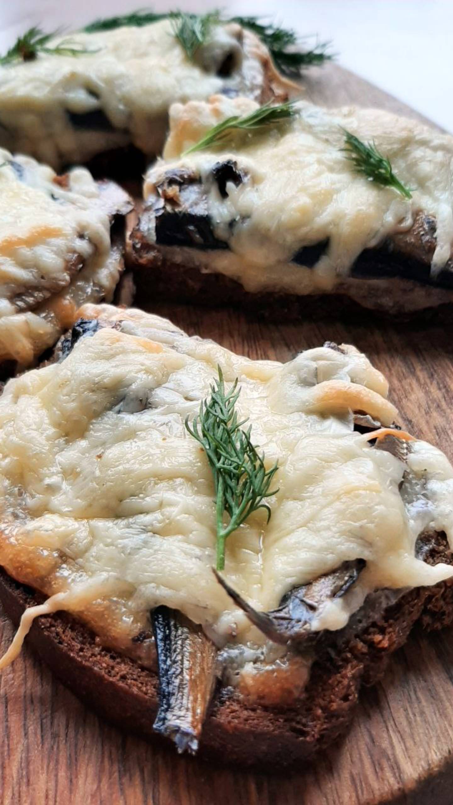 Сытные горячие бутерброды со шпротами и сыром.