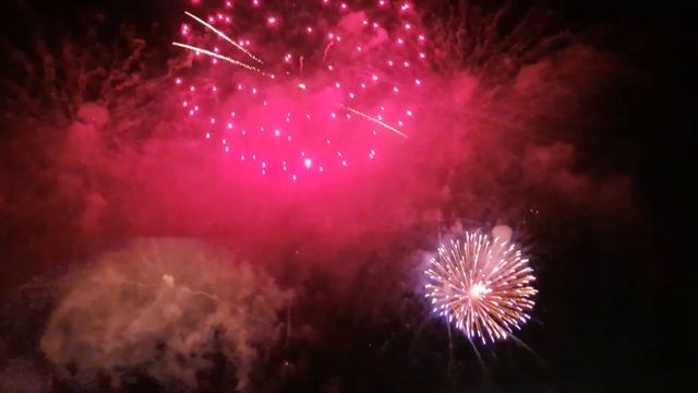 Праздничный салют в Геленджике 9 мая 2022г! (Центральная площадь)