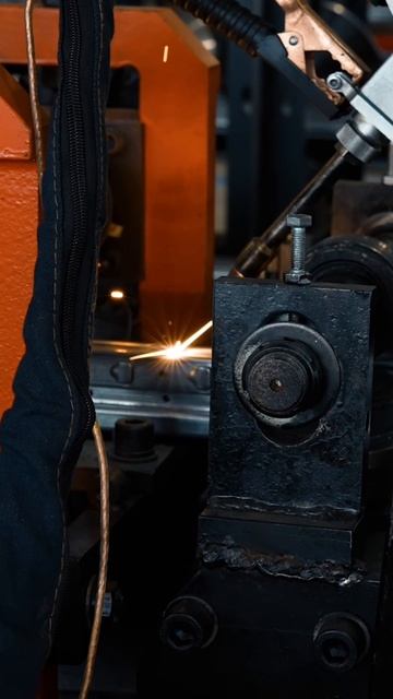 Сила металла × точность роботов  × люди FIRST = стеллажи, которые не подведут