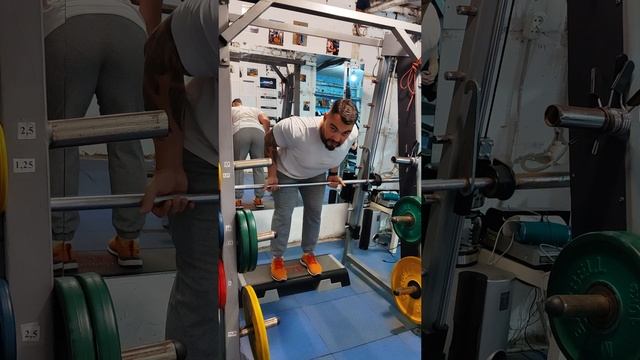 Смит: Тяга в наклоне ладонями от себя