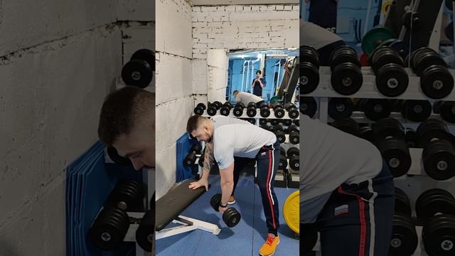 Тяга гантели в наклоне поочерёдно