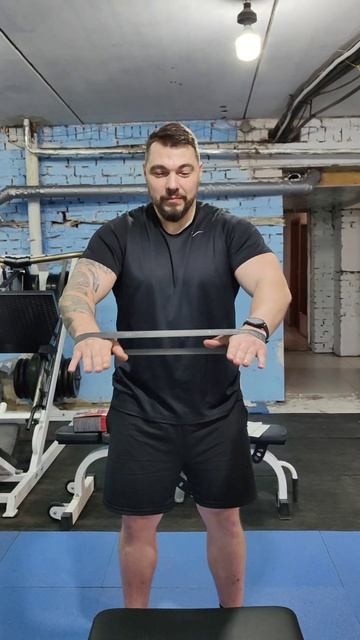 Махи с экспандером на заднюю дельту