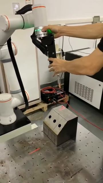 Лазерная сварка коботом