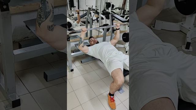 Жим штанги лежа на горизонтальной скамье