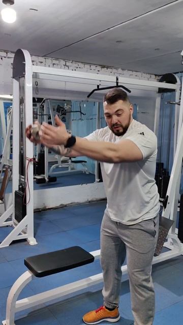 Махи гантели перед собой