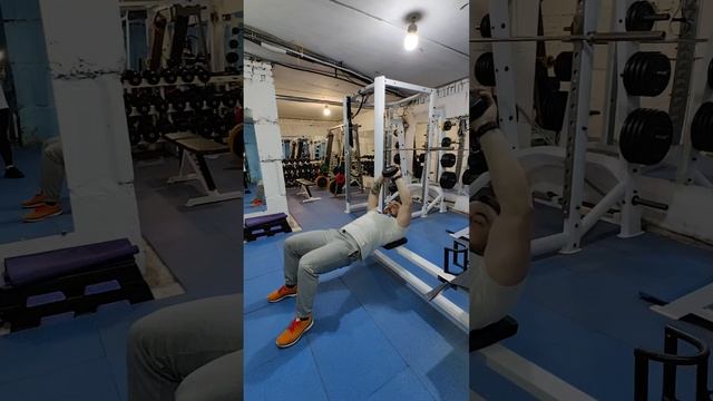 Пуловер с гантелью