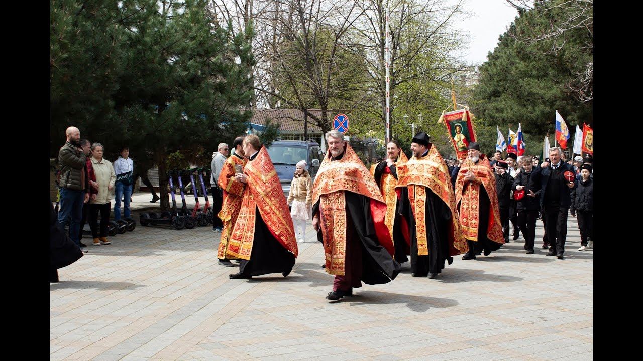 Завершение пасхального Крестного хода. Храм Серафима Саровского в Анапе