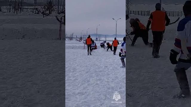 «Серебро» в хоккее на валенках завоевали хабаровские пожарные МЧС России