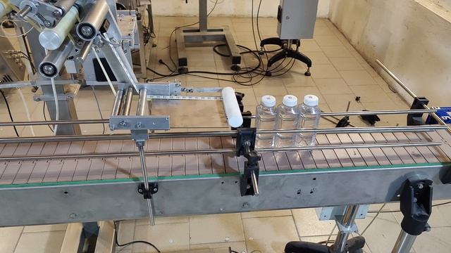 Наклеивание этикетки c куар кодом на бутылку - EtiKon.ru