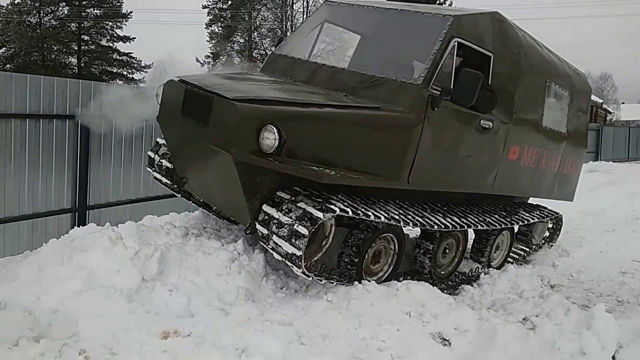 Гусеничный вездеход испытания после изменения бортового механизма