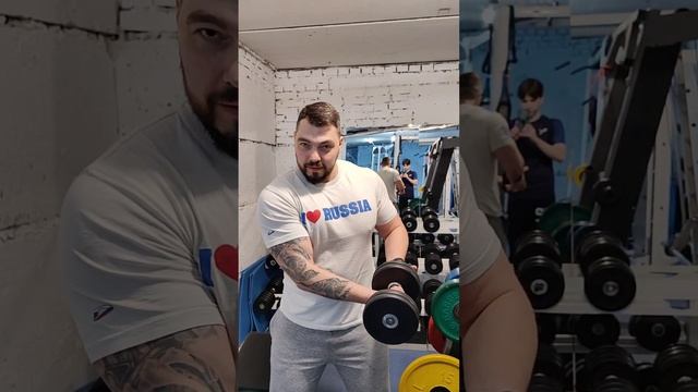 Протяжка гантели для грудных мышц