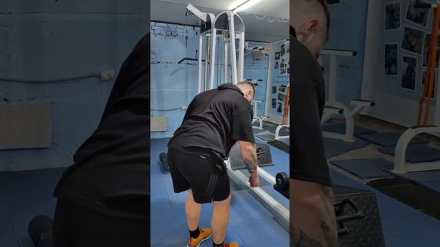 Тяга гантелей в наклоне