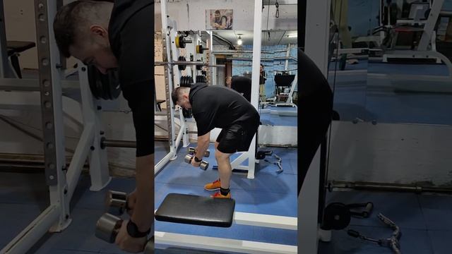 Махи гантелей в наклоне
