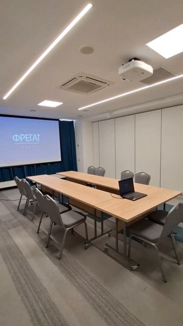 Зал 42 кв.м. Рассадка буквой П.