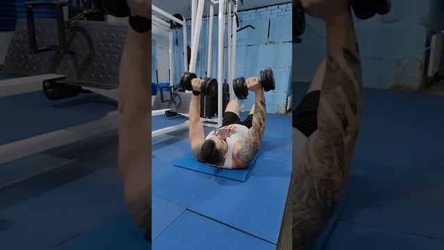 Жим гантелей лежа на полу