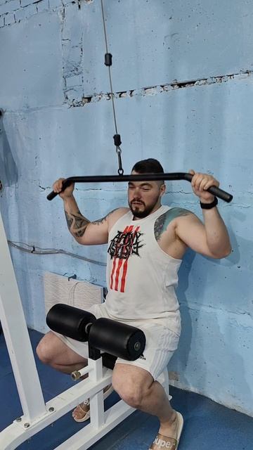 Тяга вертикального блока с поворотом корпуса