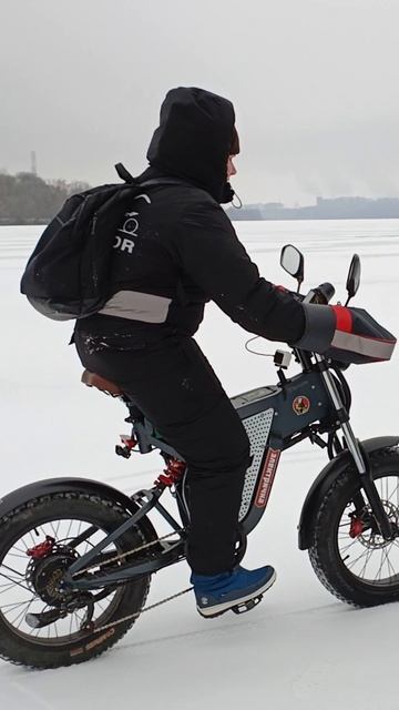 ПОКАТУШКИ на ЭЛЕКТРОВЕЛОСИПЕДЕ по замерзшей РЕКЕ #двоенадвухколесах #электровелосипеды #покатушка