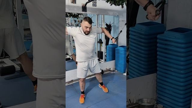 Кроссовер: Сведения рук с верхних блоков