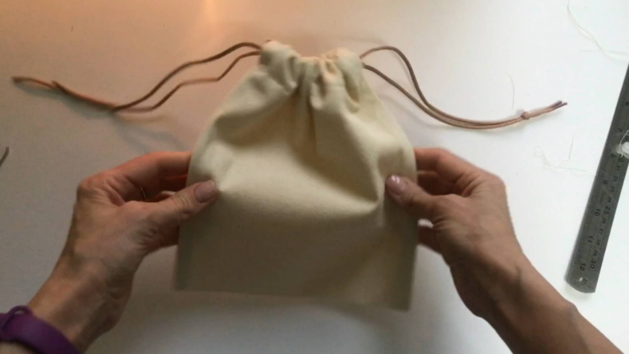 Как сшить мешочек с затягивающимися кулисками. Чистая обработка без оверлока внутри