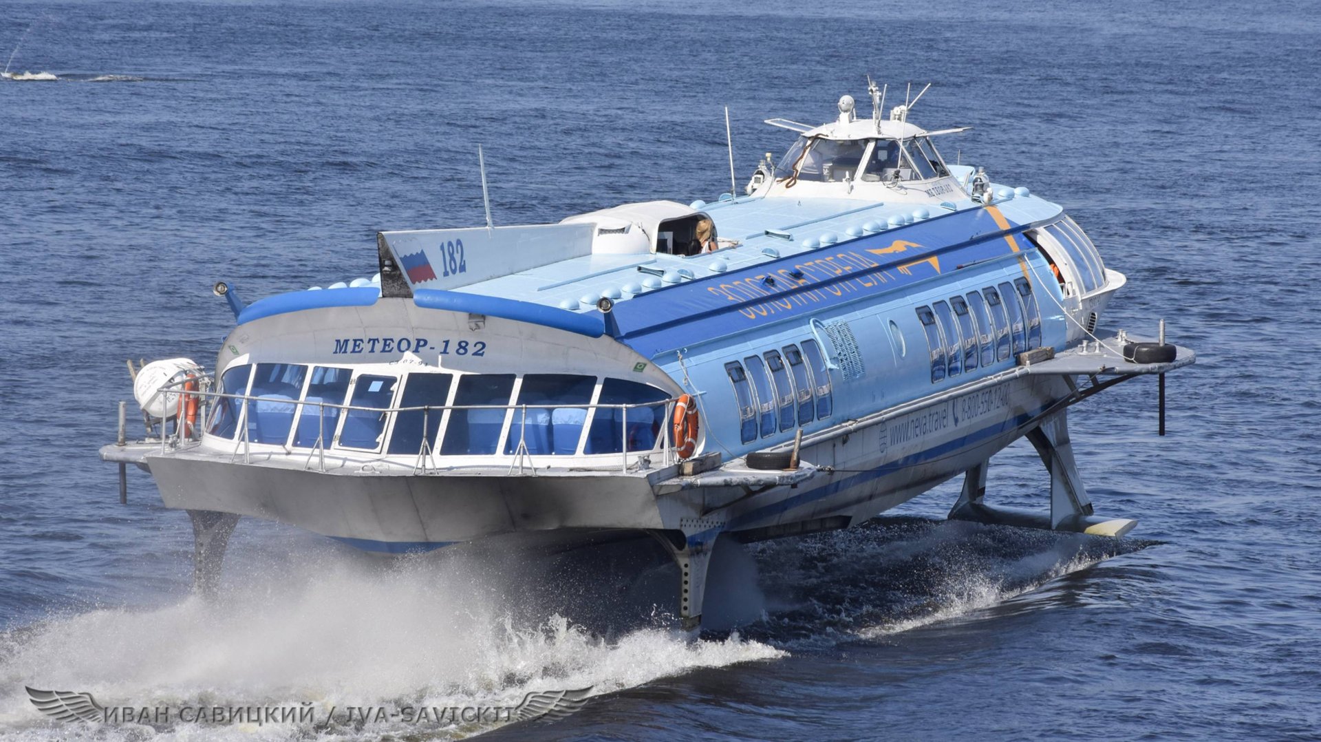 Теплоходы Метеор идут по Неве в Кронштадт