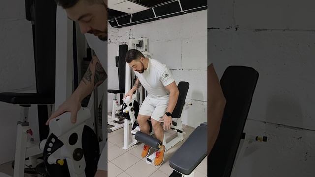 Разгибания ног сидя в тренажёре