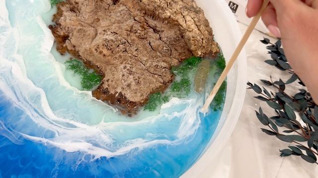 Стол Океан из эпоксидной смолы с волнами.