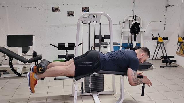 Частичные сгибания ног лёжа