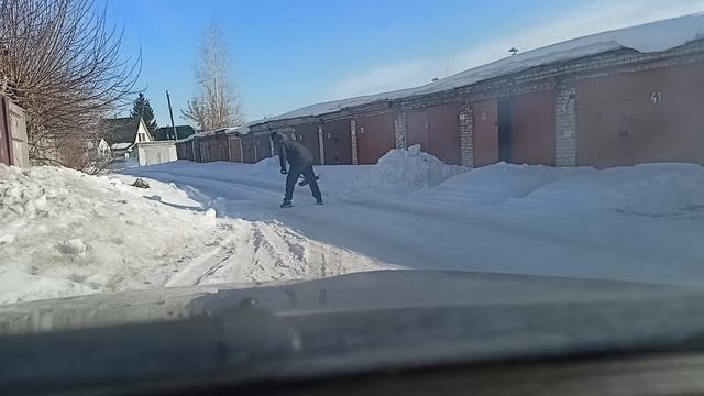 Убираю снег, выгоняю прицеп