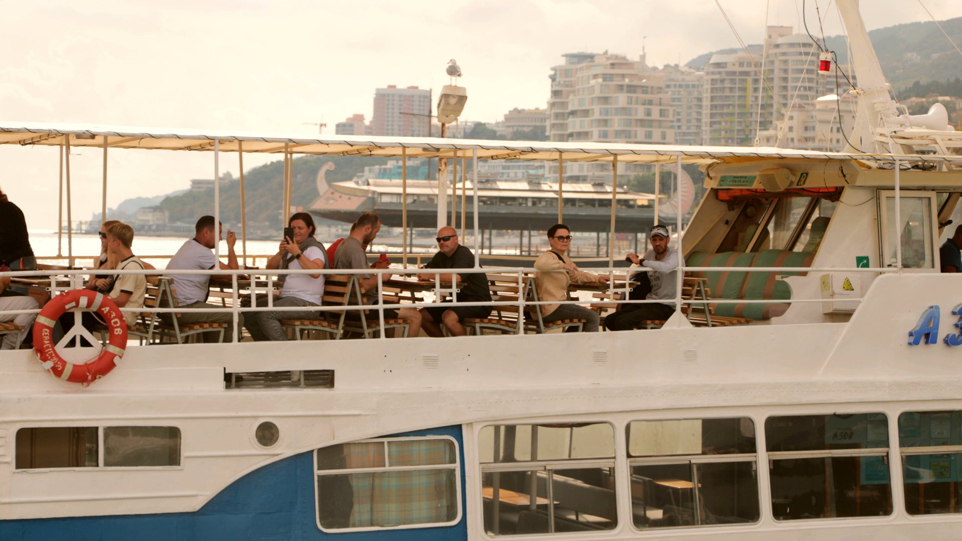 По морю в ненастье.