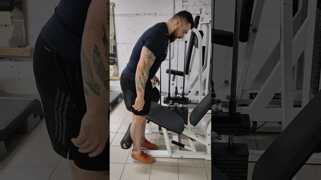 Сгибания ног стоя в тренажере для разгибания ног