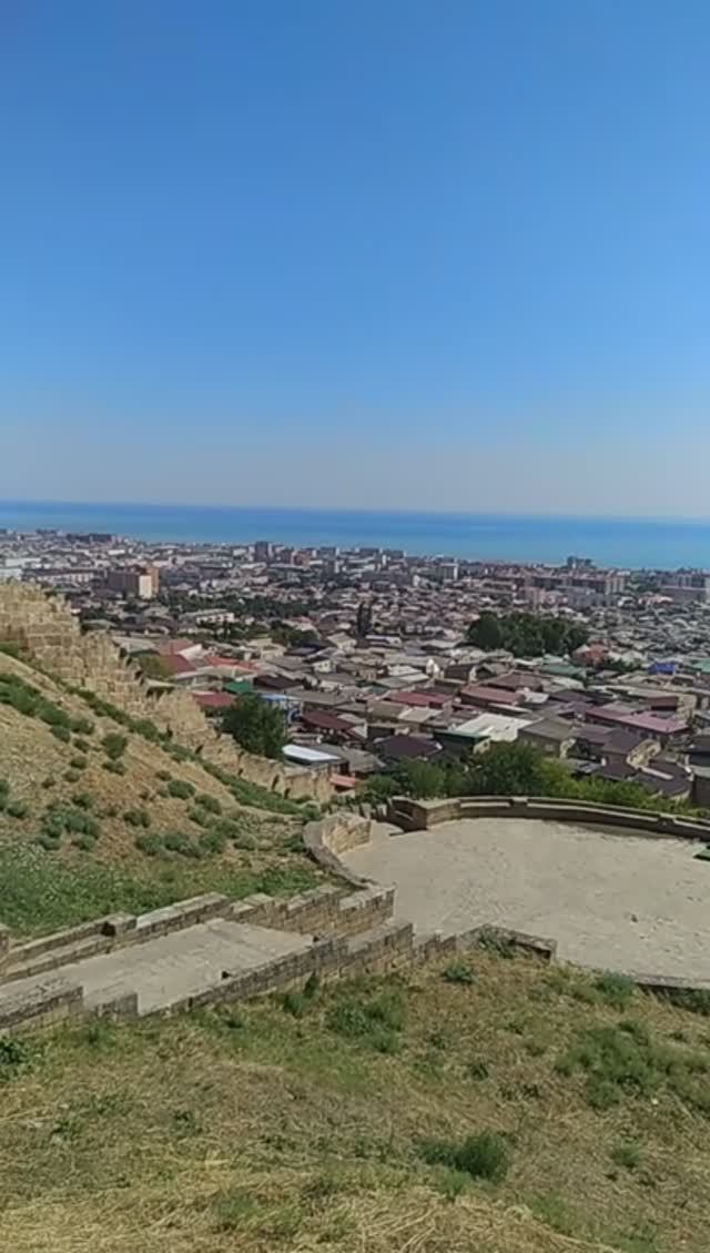 Памятник Низами Гянджеви у крепости, (цитадель Нарын - Кала),.Дербент